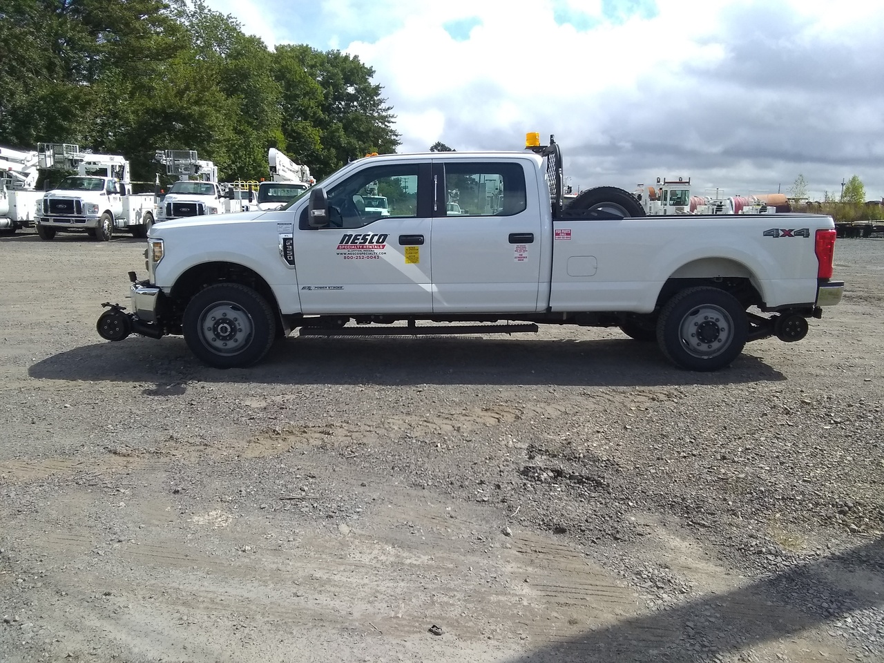 1 Ton Crew Cab AWD Diesel Hi-Rail Pickup Truck Rental - Custom Truck ...