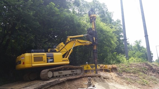 90 ft Track Pressure Digger Rental - Custom Truck One Source