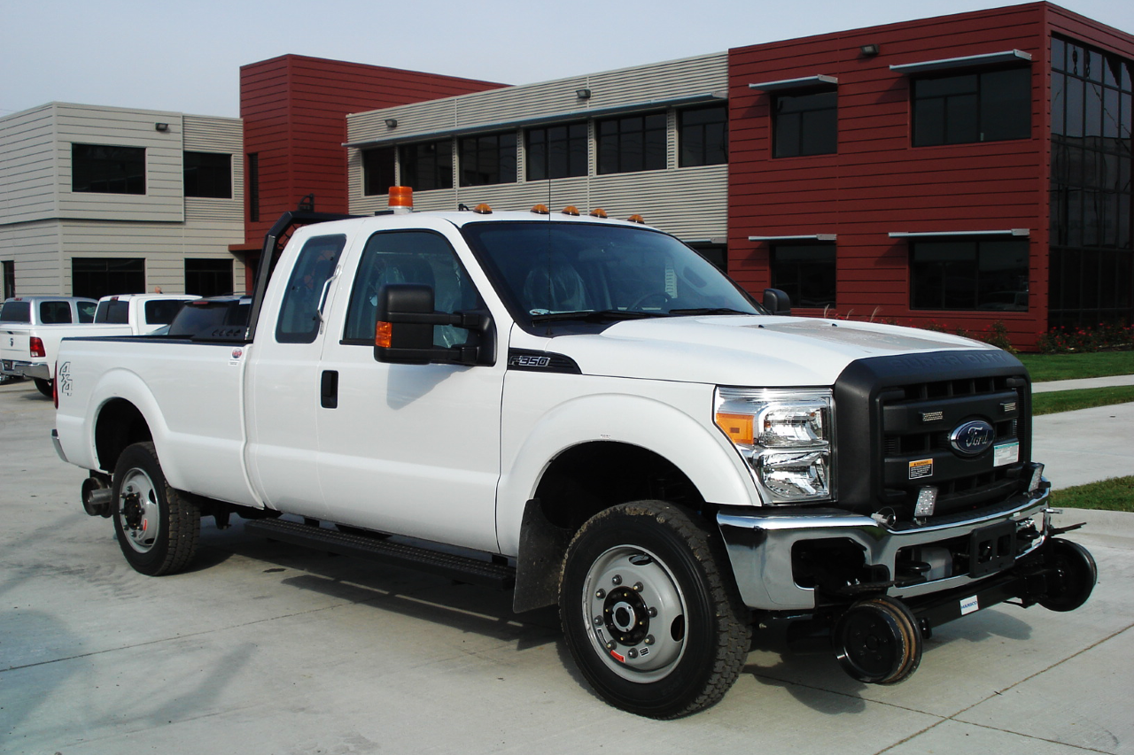 1 Ton Extended Cab AWD Gas Hi-Rail Pickup Truck Rental - Custom Truck ...