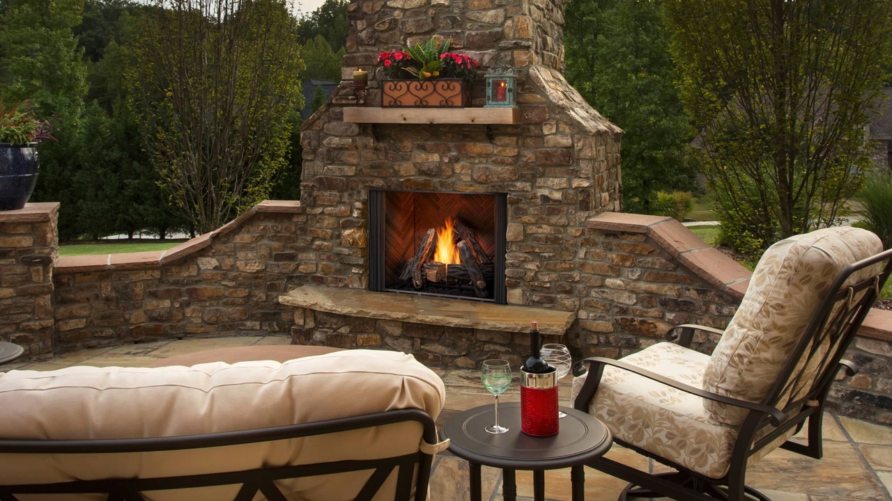 Courtyard Outdoor Gas Fireplace | Heat & Glo