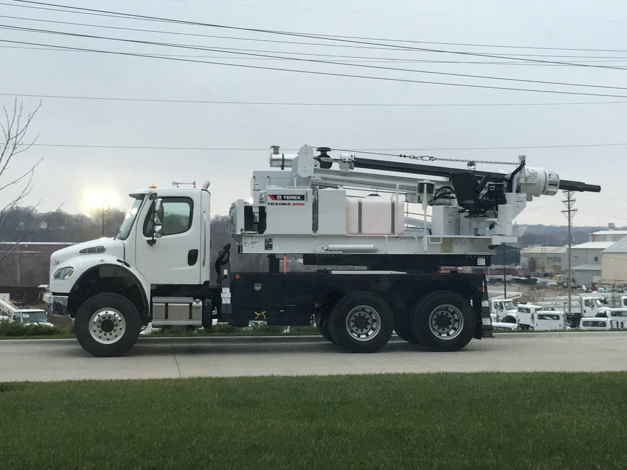 30 ft 32,000 ft-lb Pressure Digger Rental - Custom Truck One Source