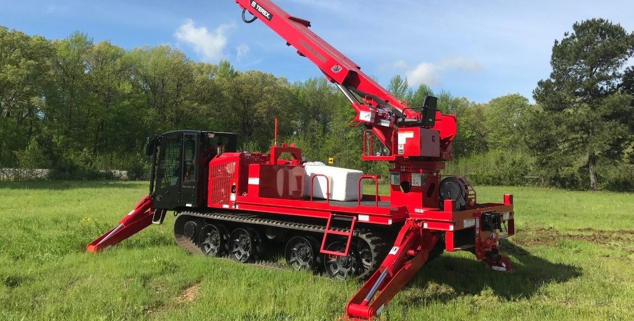47.4 ft Track Digger Derrick Rental - Custom Truck One Source