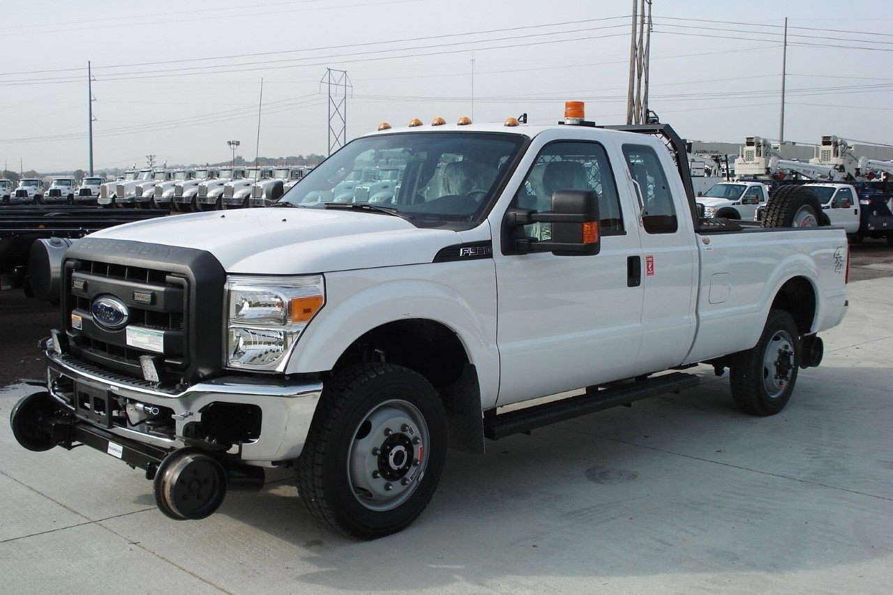 1 Ton Extended Cab AWD Gas Hi-Rail Pickup Truck Rental - Custom Truck ...
